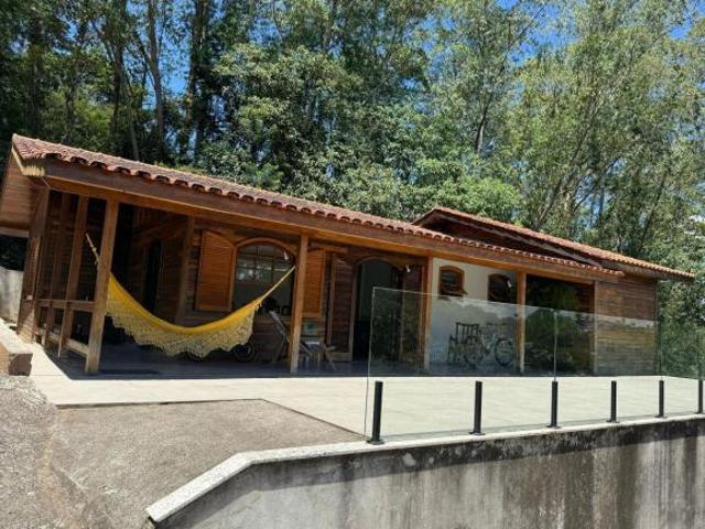 Casa em Arujá, condomínio fechado, com vista para reserva