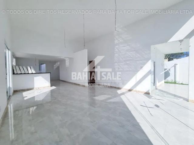 Casa em Buraquinho: 3 Suítes, 350m² e 5 Vagas em Localização Conveniente!
