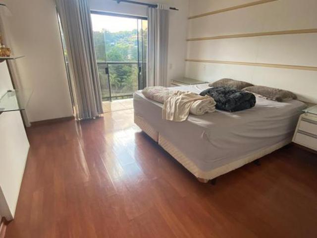 Casa em bairro nobre com ótimo acabamento com salão de festas e piscina !