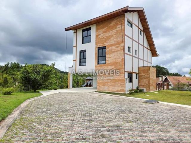 Casa em Campos do Jordão | 4 Suítes, Porteira Fechada e Vista para o Vale