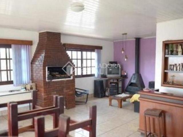 Casa em Canoas com 6 quartos, sendo 1 suíte, 3 banheiros, lareira, salão de festas, garagem int