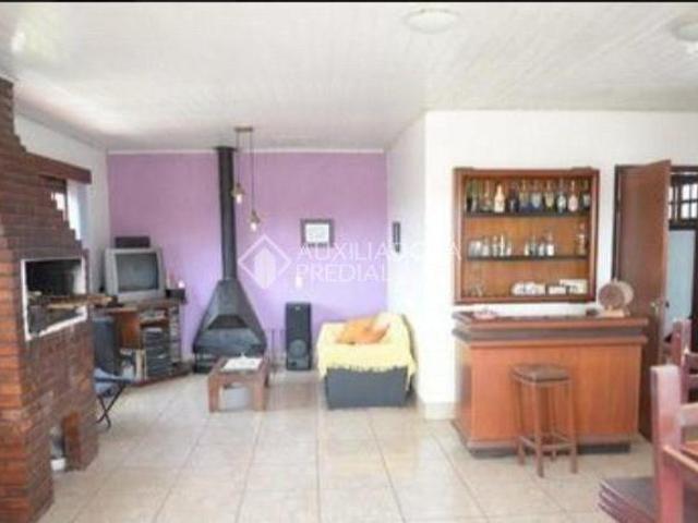 Casa em Canoas com 6 quartos, sendo 1 suíte, 3 banheiros, lareira, salão de festas, garagem int