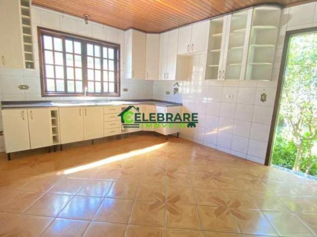 CASA EM COLOMBO! 03 QTOS, SUÍTE, CHURRASQUEIRA, AMPLO TERRENO