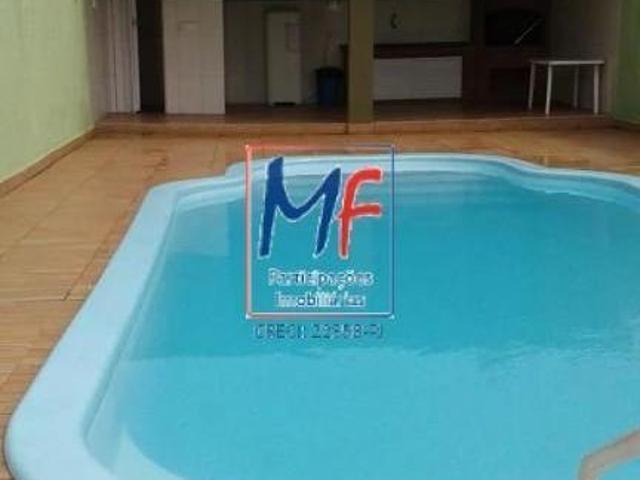 Casa em cond. fechado à venda em Mongaguá/SP, com 2 quartos 1 suíte, sala, cozinha planejada, saca