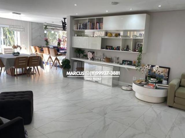 Casa em cond. fechado c/ 489m² de a/c e 720m² de terreno 3 suítes/ 3 vgs