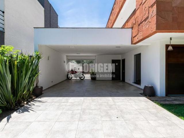 CASA EM CONDMÍNIO COM QUARTOS E CINCO VAGAS DE GARAGEM