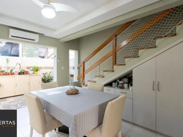 Casa em condomínio, com 3 quartos, com suíte, 2 vagas cobertas, churrasqueira, n