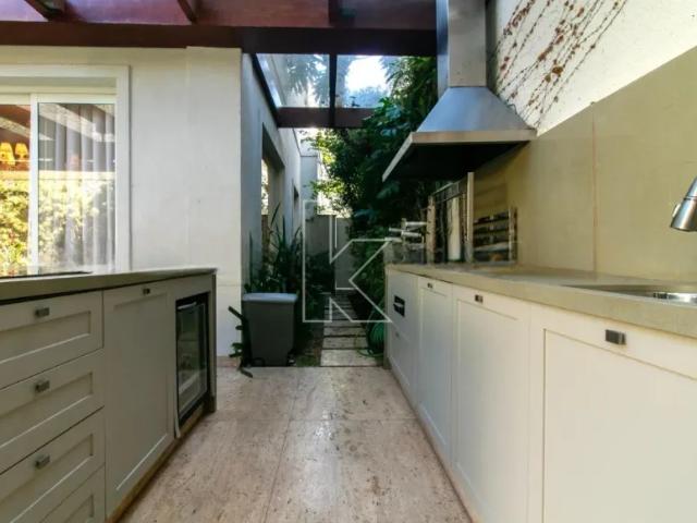 Casa em condomínio com 4 suítes e 4 vagas