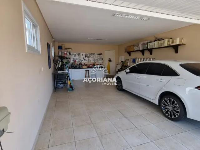 Casa com 5 Suítes, Piscina e Lazer Completo, a Minutos do Mar e do Aeroporto!