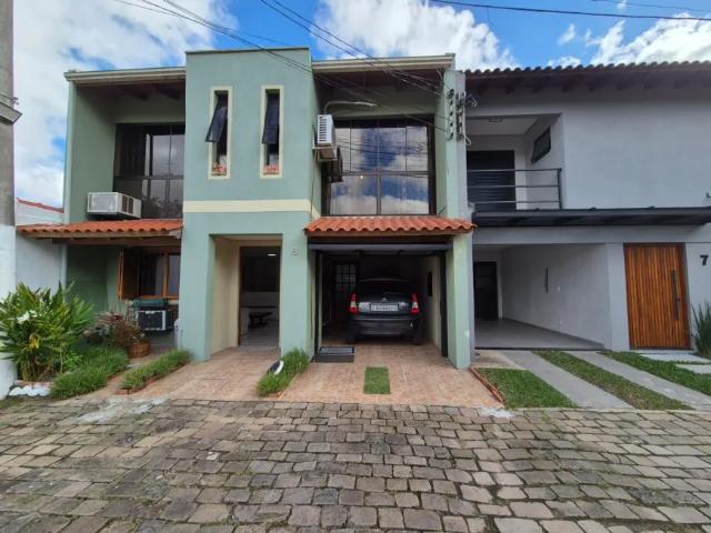 Casa em Condomínio em Cavalhada