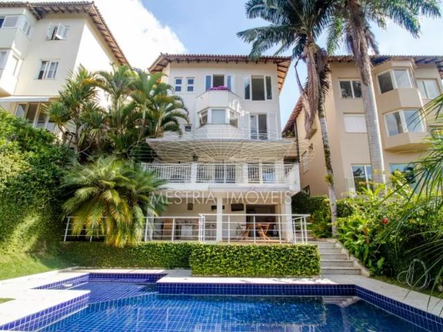 Casa em condomínio fechado com 530 m² de área construída e 460 m² de terreno, totalmente reformada!