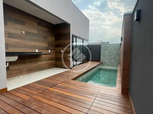 Casa em condomínio fechado localizado na avenida das Torres com três quartos sendo duas suítes. Cuia