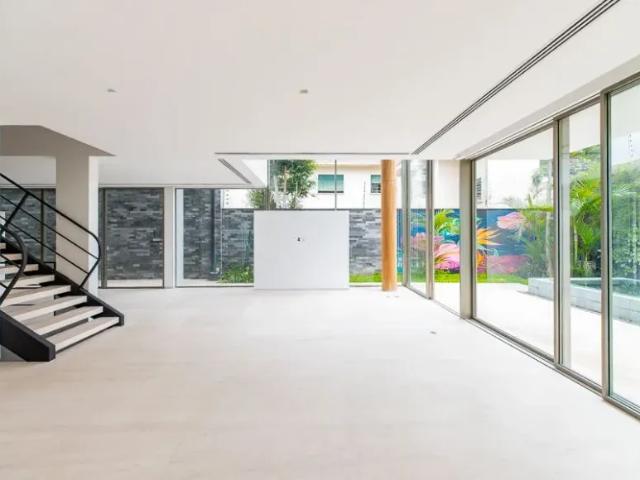 Casa em condomínio fechado para locação de 780m², 04 suítes e 05 vagas em Moema