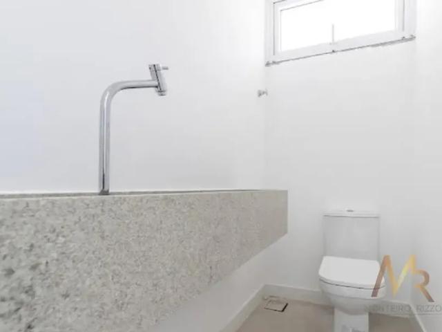 Casa em condomínio, nova, no contra piso com 541m², 4 suítes, 4 vagas e espaço com piscina