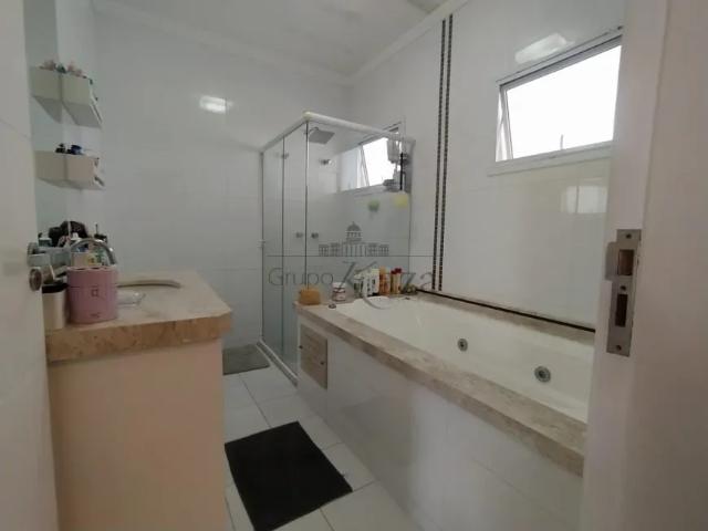 Casa em Condomínio Urbanova Residencial Floradas da Serra 4 Dormitórios 245m² Aceita Permu