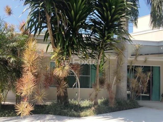 Casa em Condomínio, 3 dormitórios, 500 m², em Jardim do Golf I