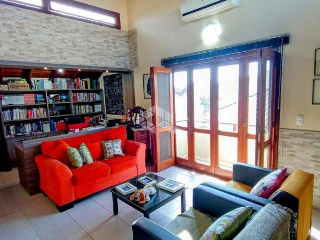 CASA EM CONDOMÍNIO 3 DORMITÓRIOS, 5 BANHEIROS E 3 VAGAS