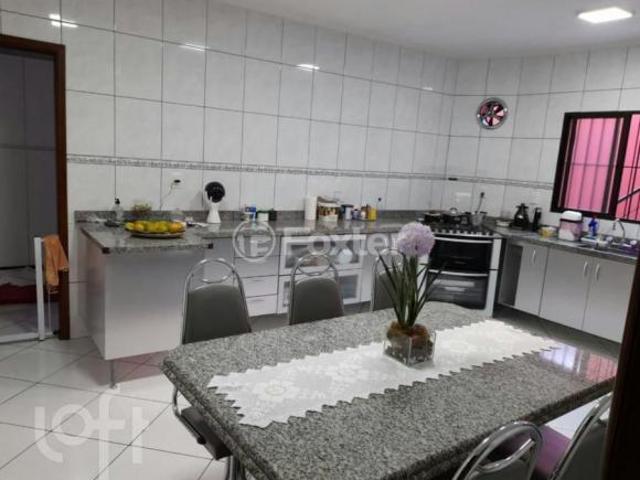 Casa em Condomínio, 3 dormitórios, 140 m², em Vila Nhocune