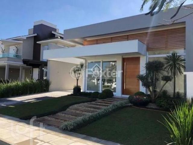 Casa em Condomínio, 3 dormitórios, 180 m², em Zona Nova