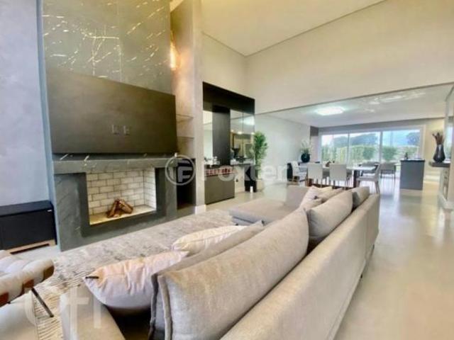 Casa em Condomínio, 3 dormitórios, 185 m², em Centro