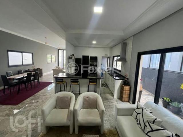 Casa em Condomínio, 3 dormitórios, 200 m², em Suru