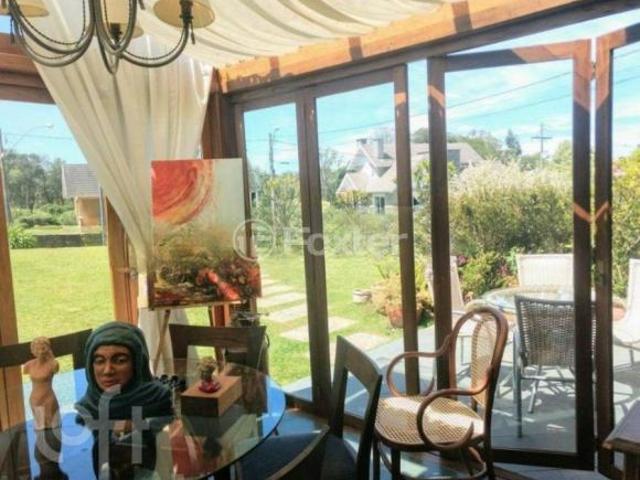 Casa em Condomínio, 3 dormitórios, 217 m², em Floresta