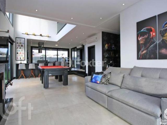 Casa em Condomínio, 3 dormitórios, 220 m², em Centro