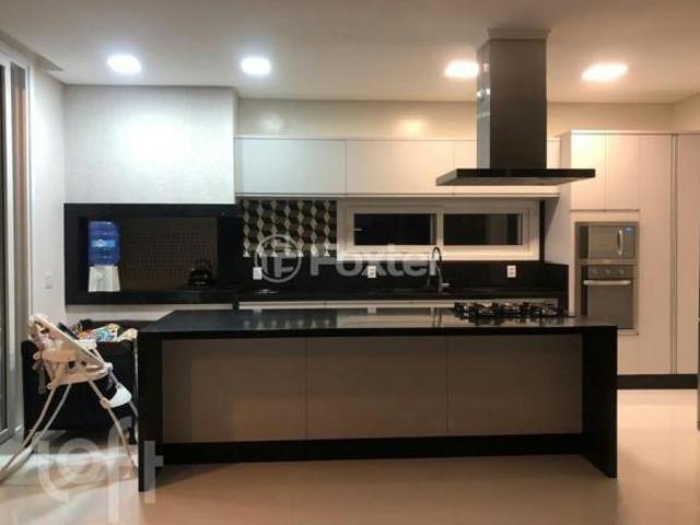 Casa em Condomínio, 3 dormitórios, 233 m², em Centro