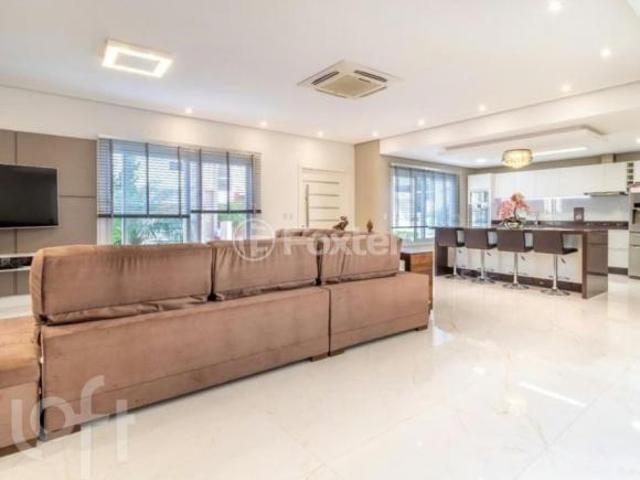 Casa em Condomínio, 3 dormitórios, 240 m², em Hípica