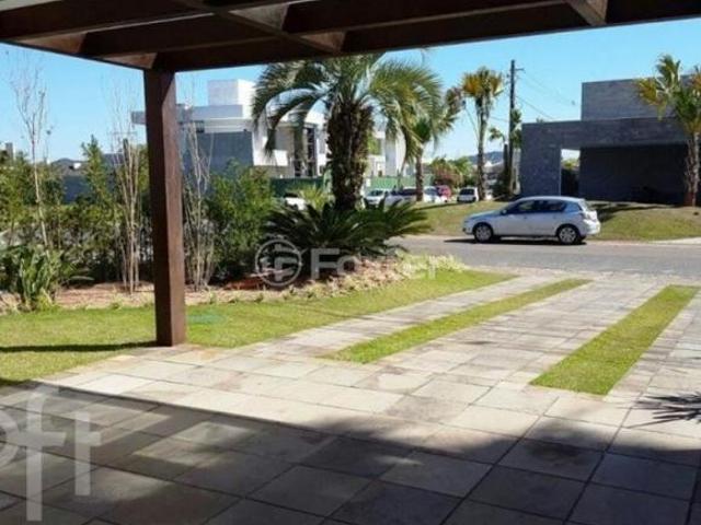 Casa em Condomínio, 3 dormitórios, 243.72 m², em Belém Novo