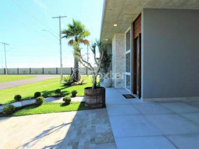 Casa em Condomínio, 3 dormitórios, 245.3 m², em Centro
