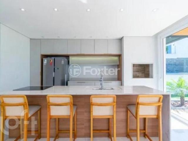Casa em Condomínio, 3 dormitórios, 250 m², em Centro