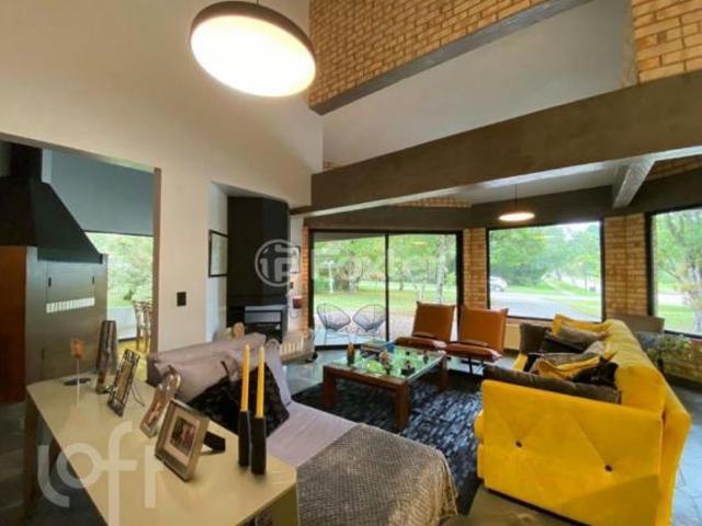 Casa em Condomínio, 3 dormitórios, 250 m², em Parque das Hortensias