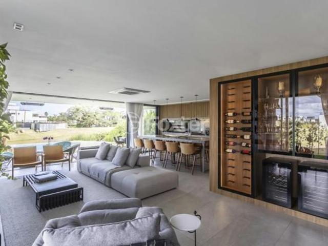 Casa em Condomínio, 3 dormitórios, 360 m², em Centro