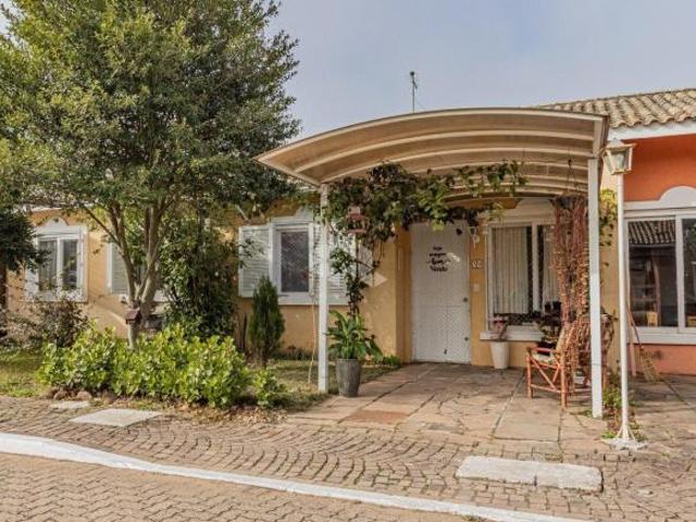 Casa em condomínio 3 dormitórios, living 2 ambientes, sala de estar, jantar e cozinha, 2 vagas de ga