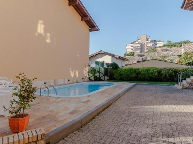 Casa em condomínio, 3 dormitórios, suíte master, closet e sacada com 235m² privativos