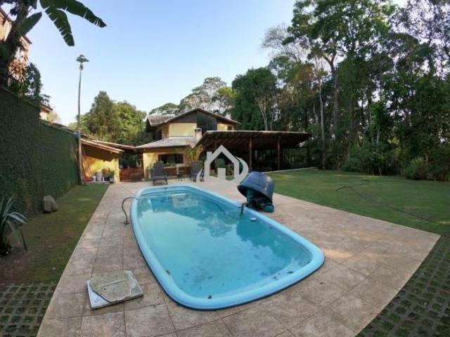 Casa em condomínio, 3 km do centro de Embu!