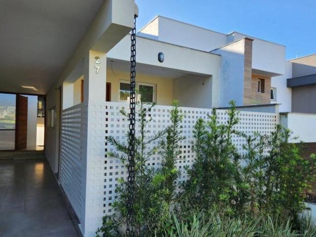 Casa em condominio 3 quartos com infra completa e belo jardim Vila Nova