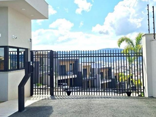 Casa em condomínio: 3 quartos, 3 suítes, 2 salas, 4 banheiros, 2 vagas na Jardim Vitória V em Poços