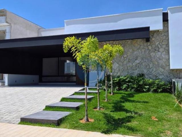 Casa em condomínio: 3 quartos, 3 suítes, 2 salas, 5 banheiros, 4 vagas de garagem, 195m² em Indaiatu