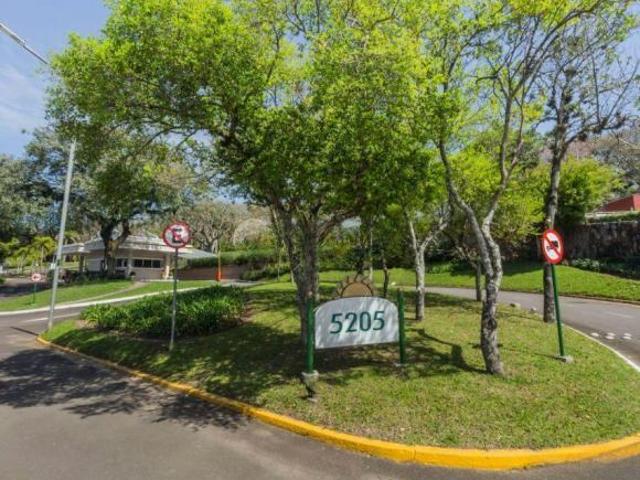 Casa em condominio, 3 quartos, 3 suítes 2 vagas e piscina na Cavalhada