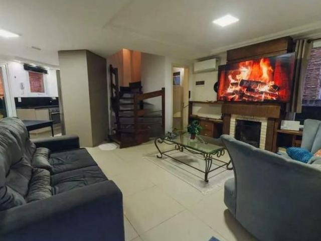 CASA 3 SUÍTES NO CENTRO DE CANELA COM PÁTIO