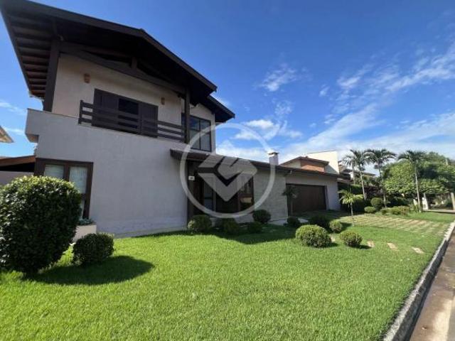 Casa em condomínio, 3 suítes, gourmet completo e piscina aquecida em quintal amplo