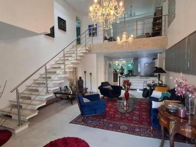 Casa em condomínio, 05 quartos sendo 04 suítes, 05 vagas, no Bairro Alto em Curitiba PR
