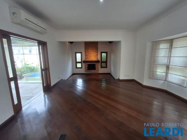 Casa Em Condomínio