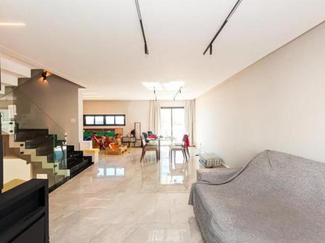 Casa em Condomínio 214m² no Pinheirinho com 2 Suítes, Quintal e 3 Vagas
