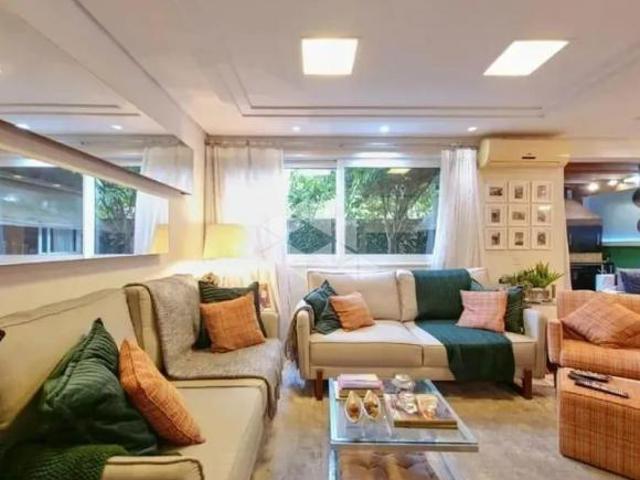 Casa em condomínio, 241m2 privados e garagem para 2 veículos no Teresópolis