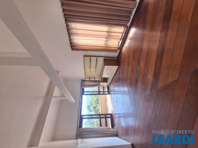 Casa Em Condomínio