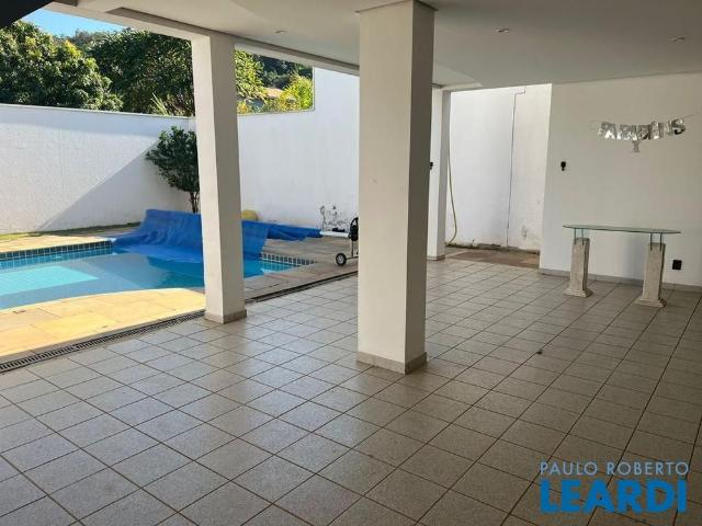 Casa Em Condomínio