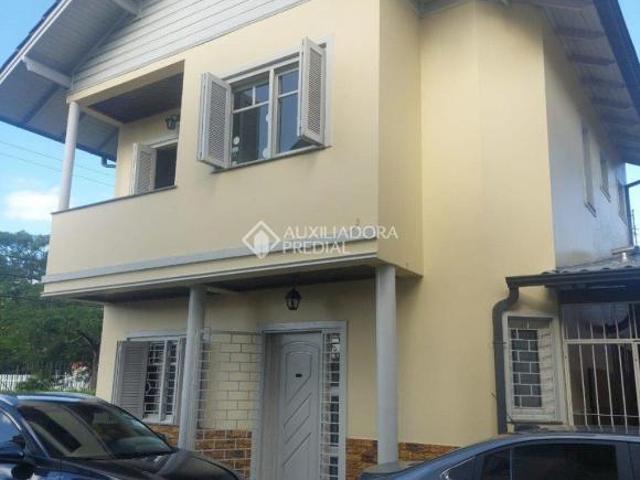 CASA EM CONDOMÍNIO